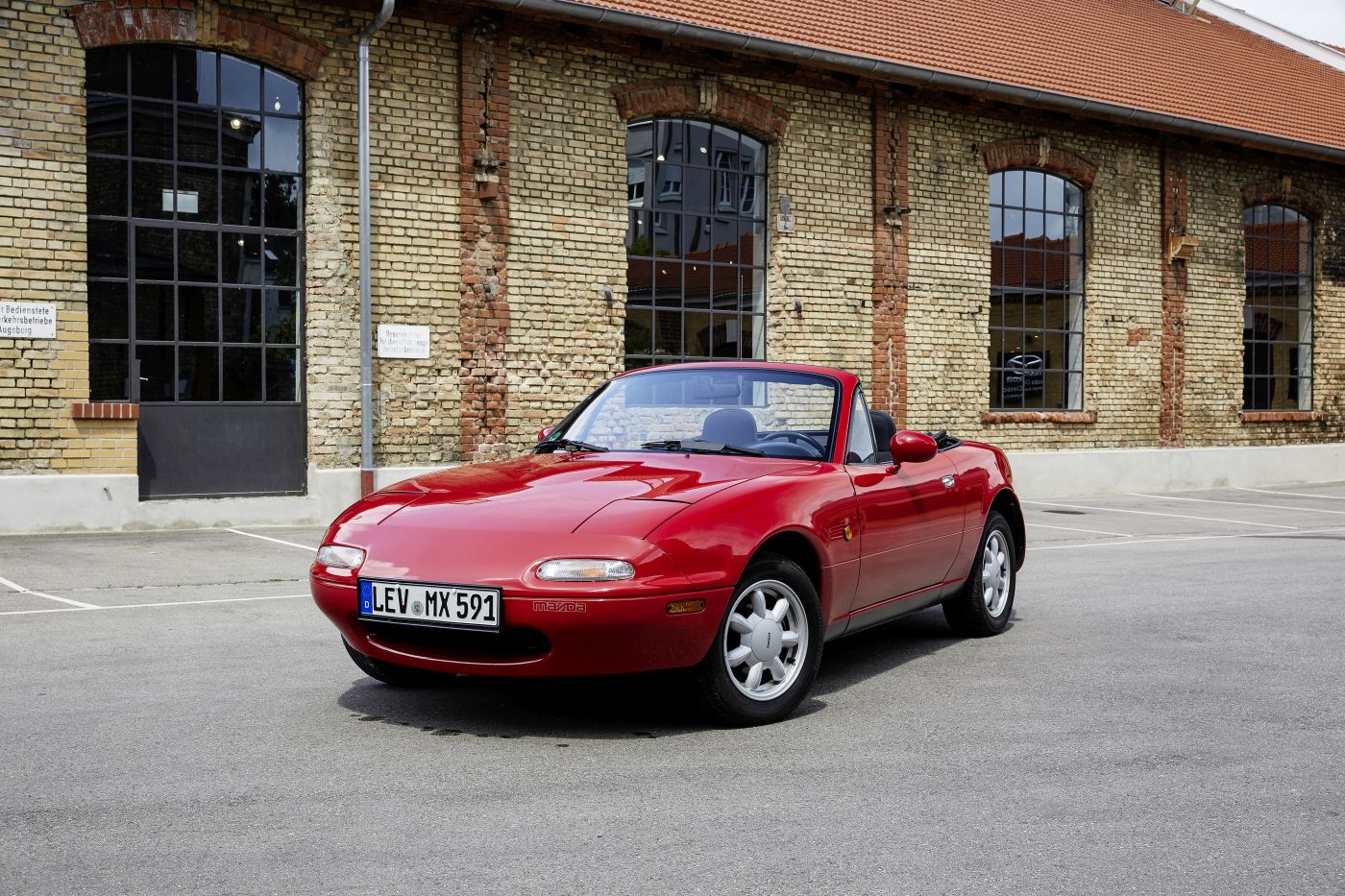 Mazda MX-5 - Rebirth of the Classic Roadster in the 1990s