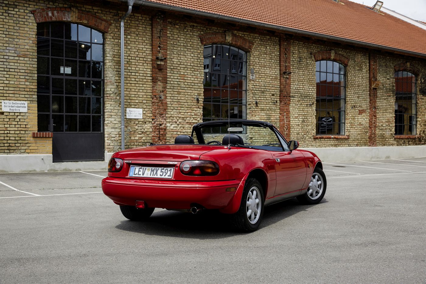 Mazda MX-5 - Rebirth of the Classic Roadster in the 1990s