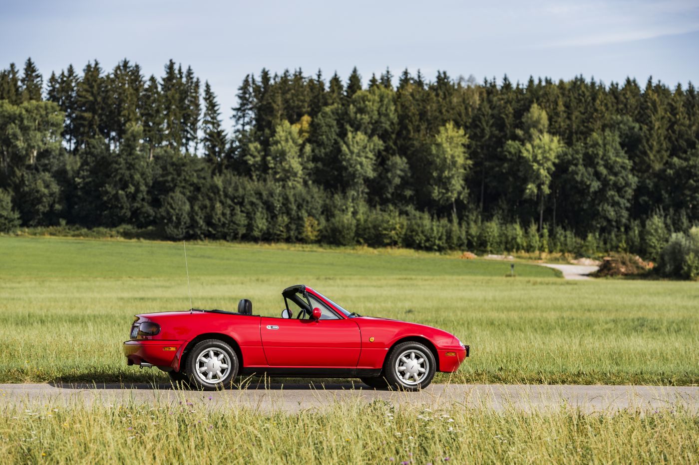 Mazda MX-5 - Rebirth of the Classic Roadster in the 1990s
